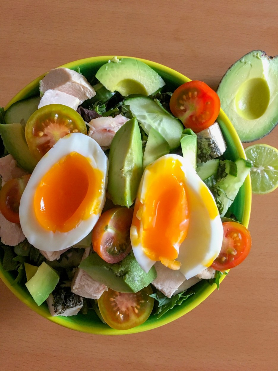 Ensalada contundente, con pollo asado y huevos duros – Sencillamente Paleo